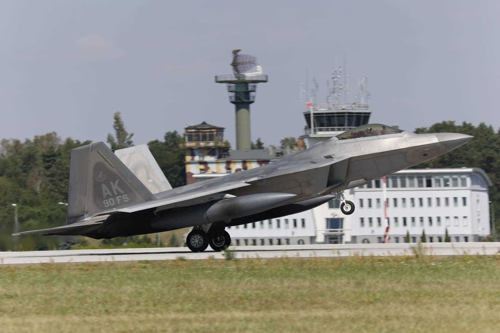 DVIDS - Images - U.S. F-22s forward deploy to 32nd Tactical Air Base ...