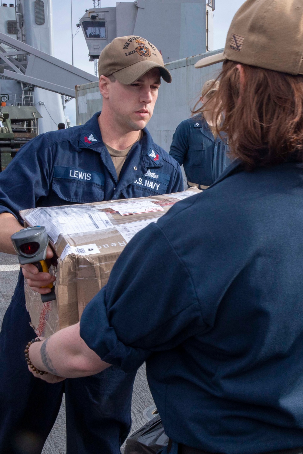 DVIDS - Images - Gunston Hall Sailors Conducts Mail Call [Image 2 of 6]