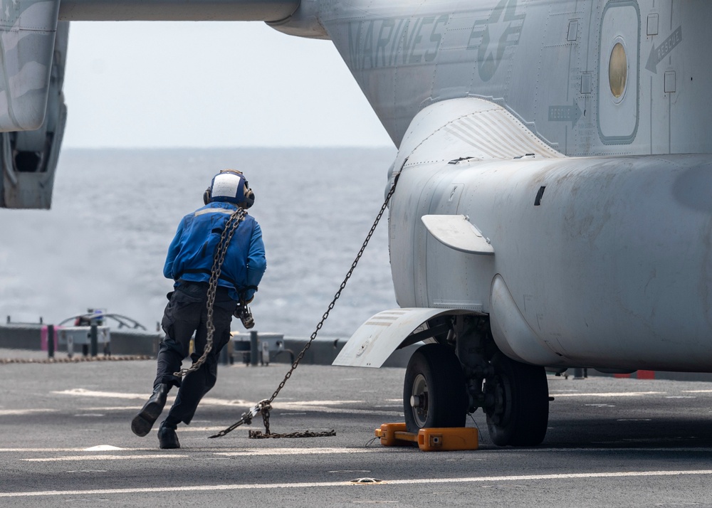 DVIDS - Images - Sailors conduct flight operations [Image 3 of 9]