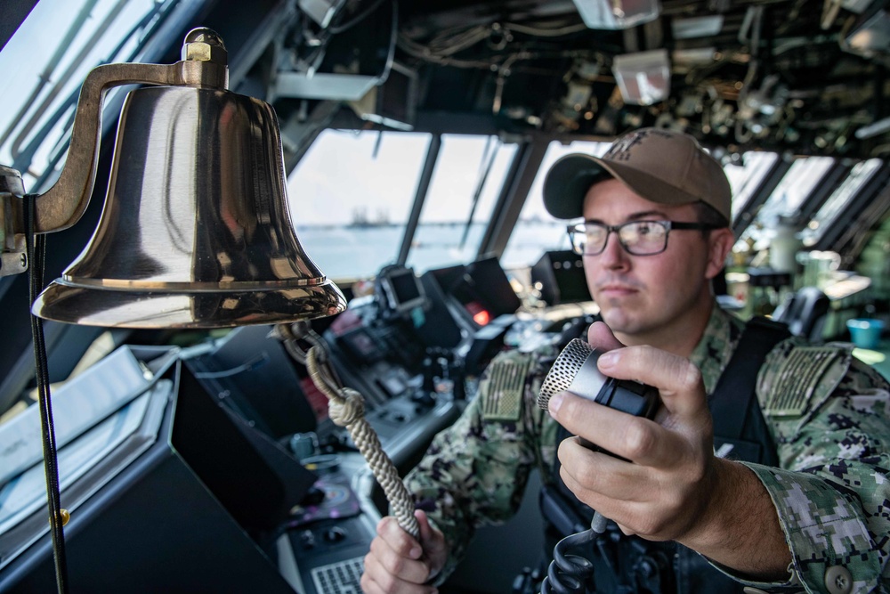 DVIDS - Images - Sailors Aboard LCS 11 Operate Pierside in Augusta Bay ...