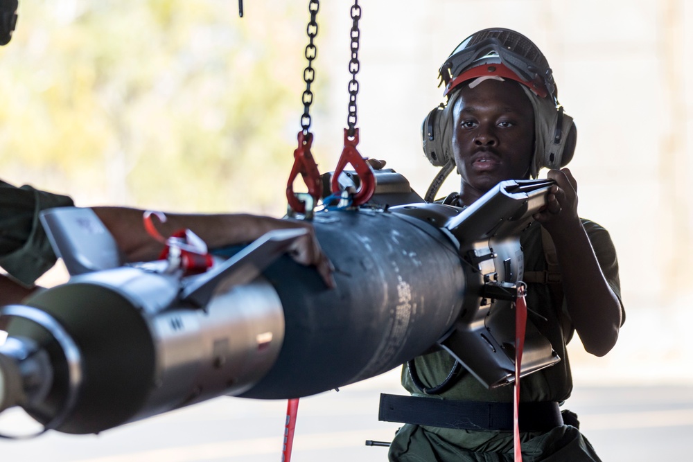 DVIDS - Images - Expeditionary Ordnance Loading Down Under [Image 4 of 9]