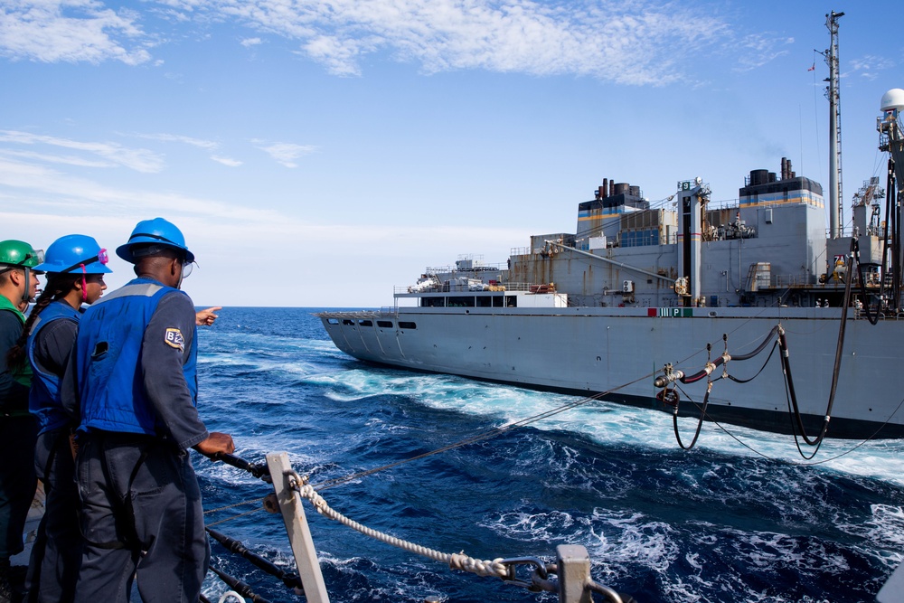 DVIDS - Images - USS Truxtun Conducts a Replenishment-at-Sea [Image 4 of 5]