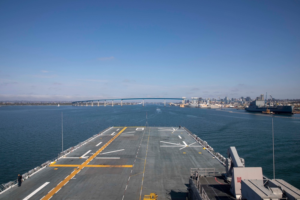DVIDS - Images - USS Makin Island Transits the Bay [Image 1 of 3]