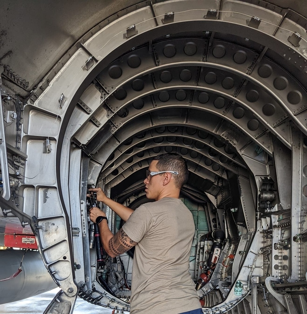 DVIDS - Images - Finding the fix [Image 1 of 4]