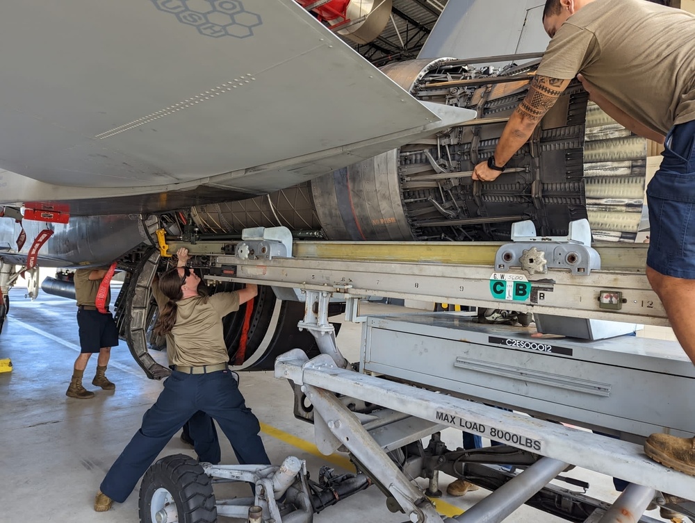 DVIDS - Images - Finding the fix [Image 3 of 4]