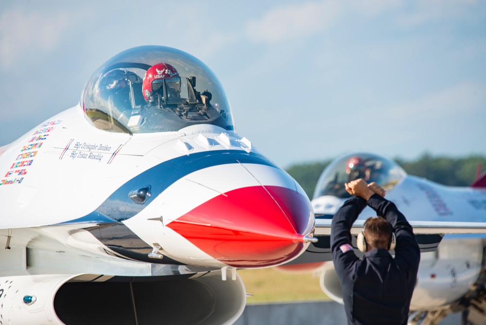 DVIDS - Images - Thunderbirds Arrive at the 177th Fighter Wing [Image 1 ...