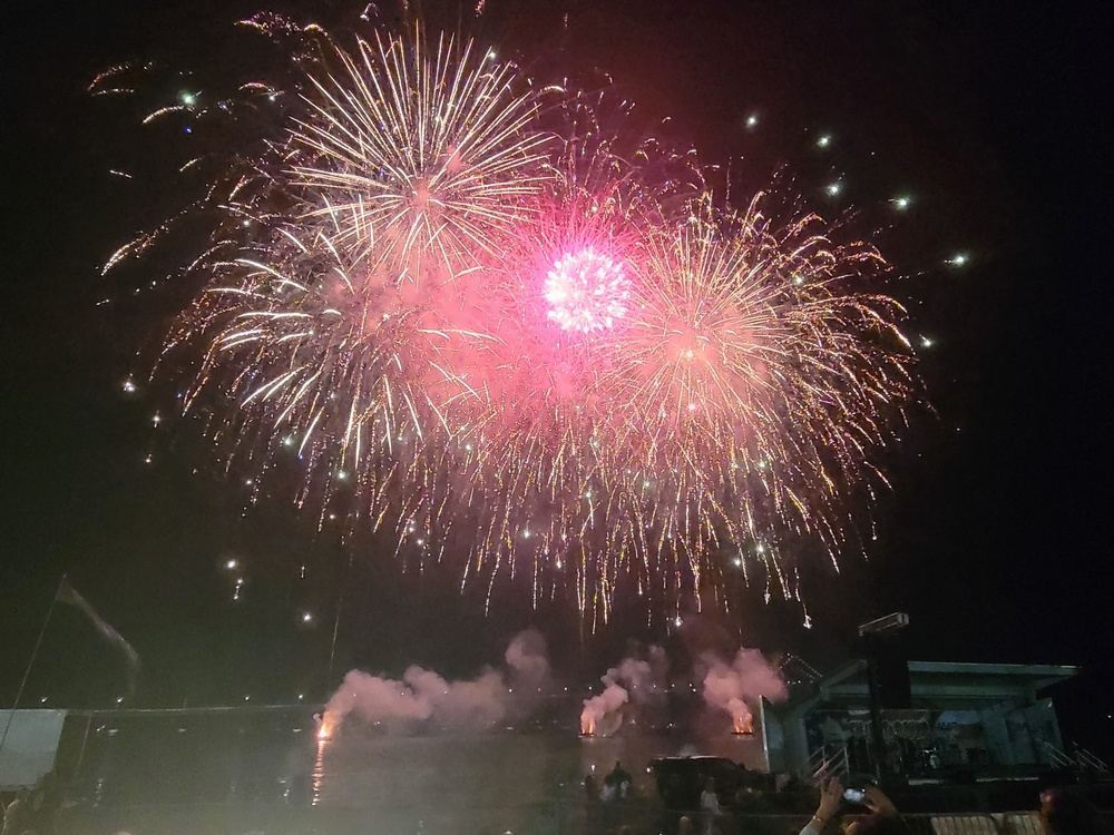 DVIDS - Images - Fireworks Dazzle Salute to Summer Crowd [Image 4 of 4]