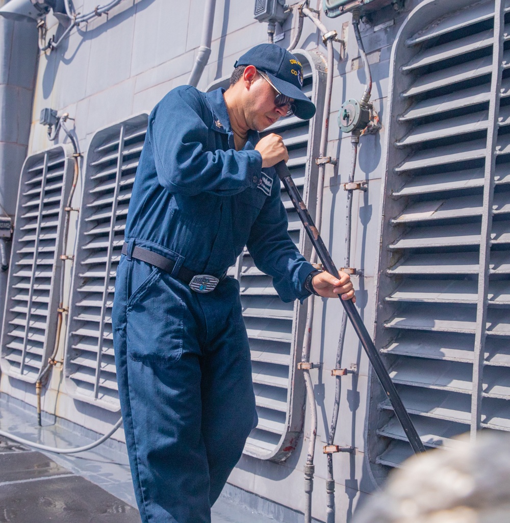 DVIDS - Images - USS Antietam (CG 54) Fresh Water Wash Down [Image 7 of 8]