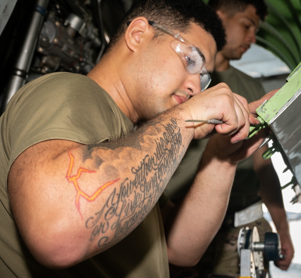 DVIDS - Images - Aircraft maintainers work on E-8C Joint STARS engine [Image 3 of 9]