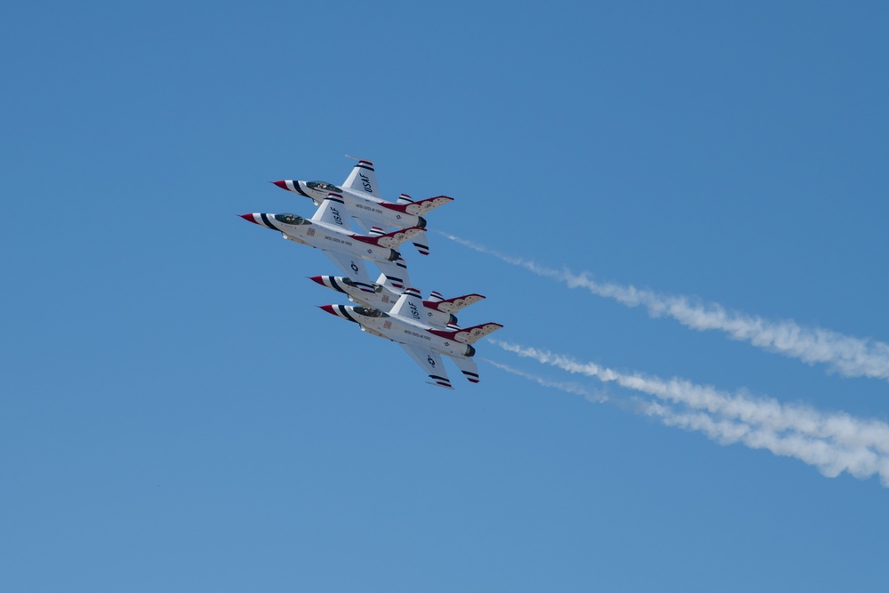 DVIDS - Images - USAF Thunderbirds at Frontiers in Flight Airshow ...