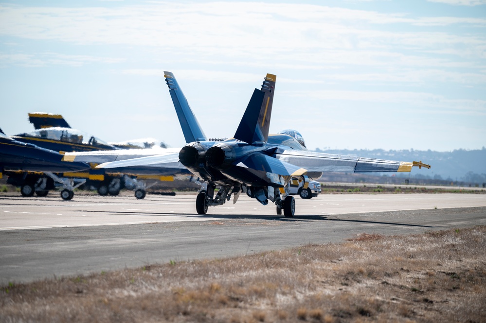 DVIDS - Images - Miramar 2022 Airshow: Blue Angels 9/24 [Image 15 of 22]