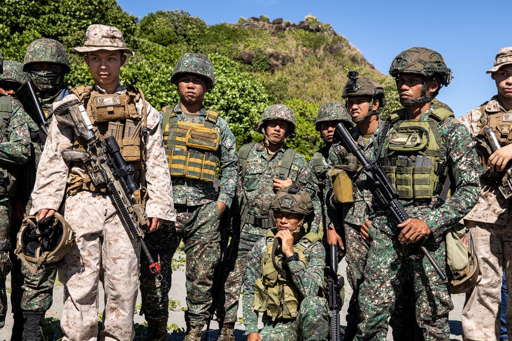 DVIDS - Images - Blackhearts OPFOR and PHILMAR integrate, plan prior to ...