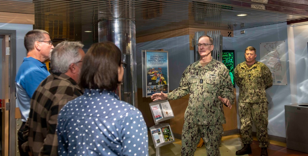 DVIDS - Images - VADM Lindsey Visits NSGL [Image 6 of 13]