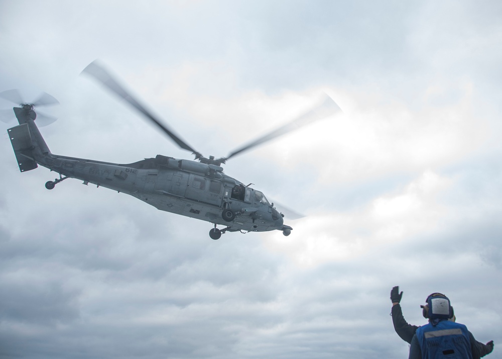 DVIDS - Images - U.S. Sailors Direct An MH-60S Sea Hawk Helicopter [Image 4 of 7]