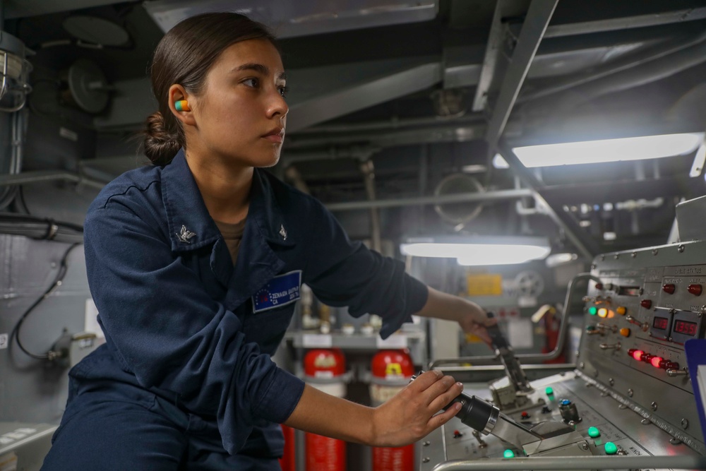 DVIDS - Images - Sailors Retrieve MFTA Aboard USS Higgins [Image 2 of 4]