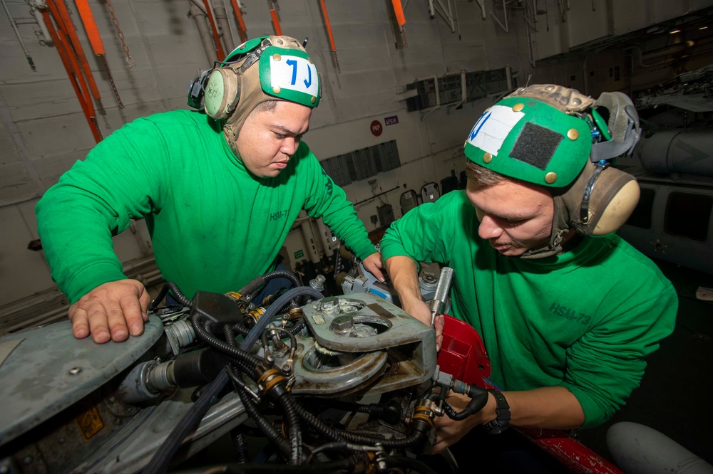 DVIDS - Images - Sailors Install Main Rotor Head Spindle [Image 3 of 6]