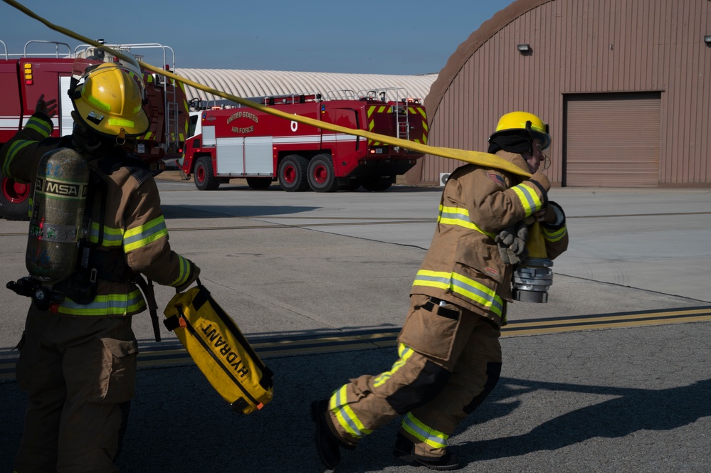 DVIDS - Images - Osan Firefighters conduct rescue training [Image 2 of 6]