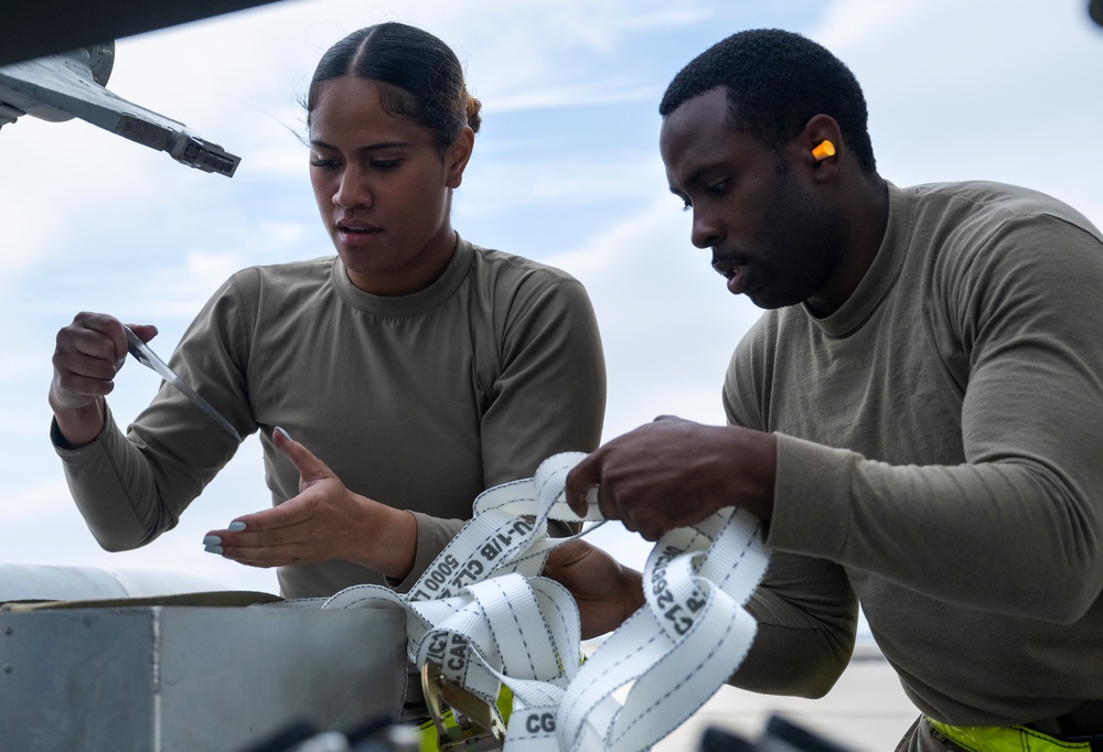 DVIDS - Images - Oct Raptor weapons load competition [Image 4 of 20]