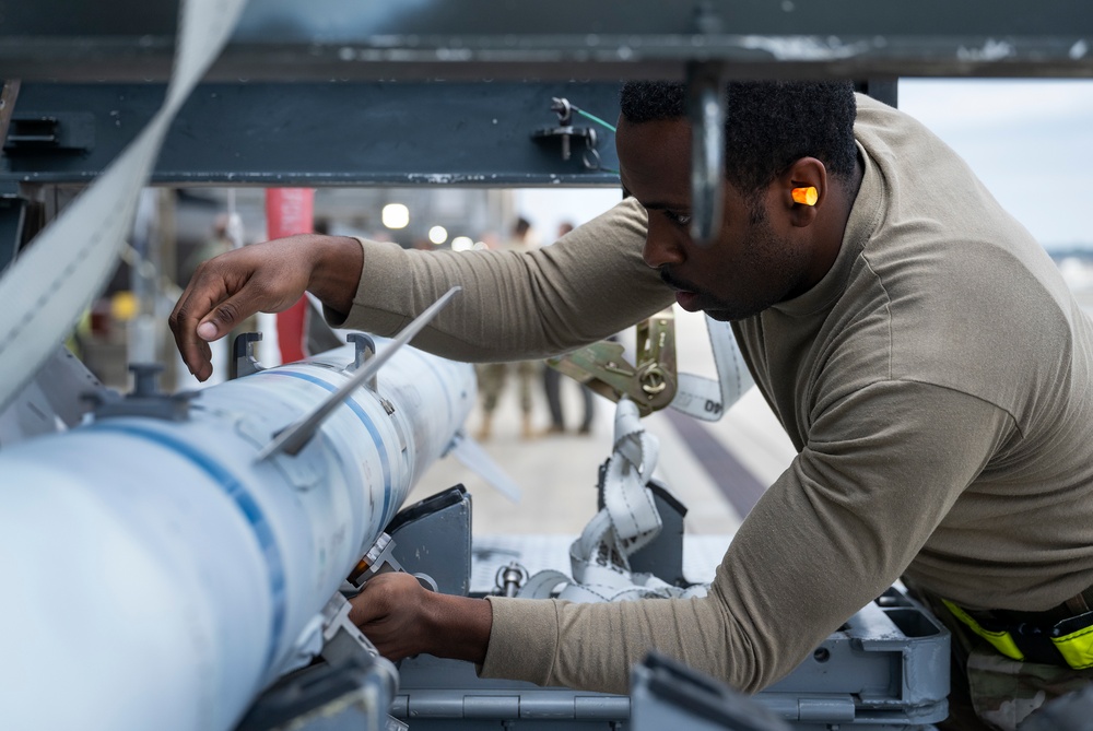 DVIDS - Images - Oct Raptor weapons load competition [Image 5 of 20]