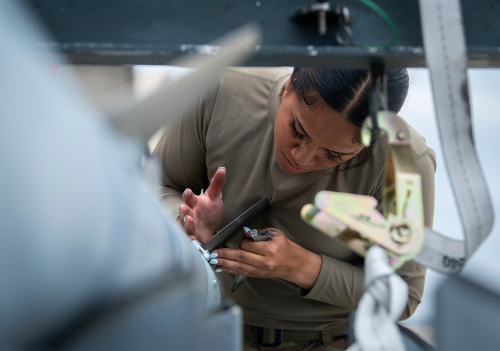 DVIDS - Images - Oct Raptor weapons load competition [Image 7 of 20]