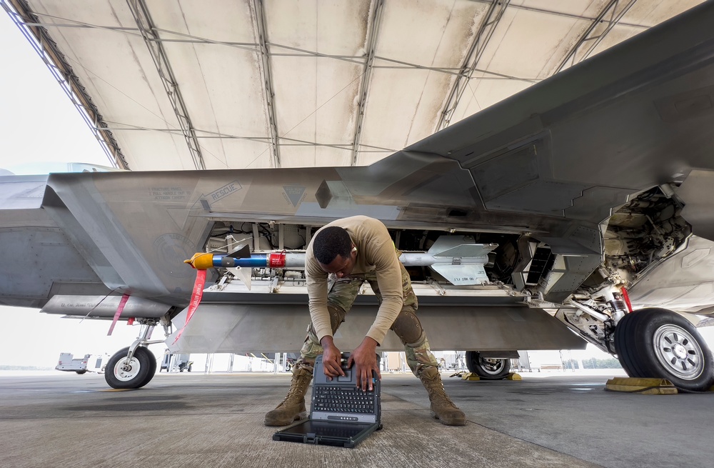 DVIDS - Images - Oct Raptor weapons load competition [Image 8 of 20]