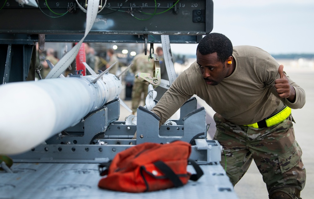 DVIDS - Images - Oct Raptor weapons load competition [Image 9 of 20]