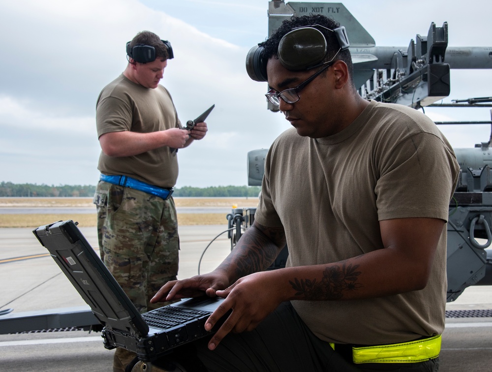 DVIDS - Images - Oct Raptor weapons load competition [Image 13 of 20]