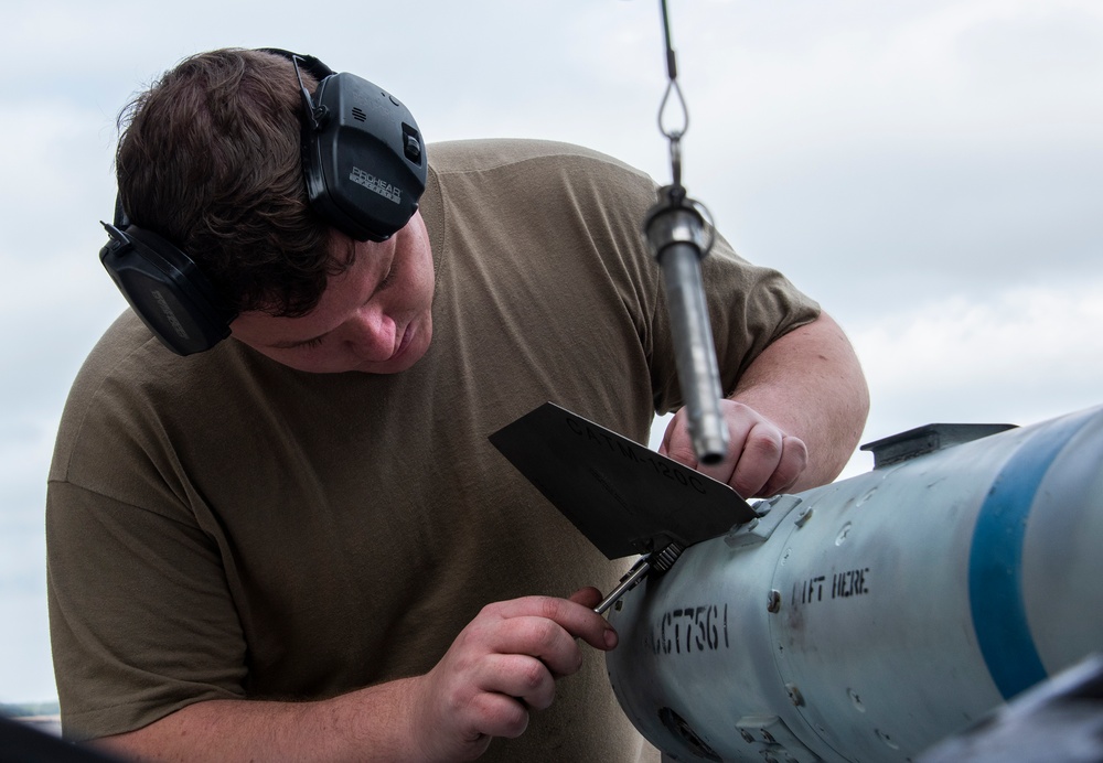 DVIDS - Images - Oct Raptor weapons load competition [Image 14 of 20]