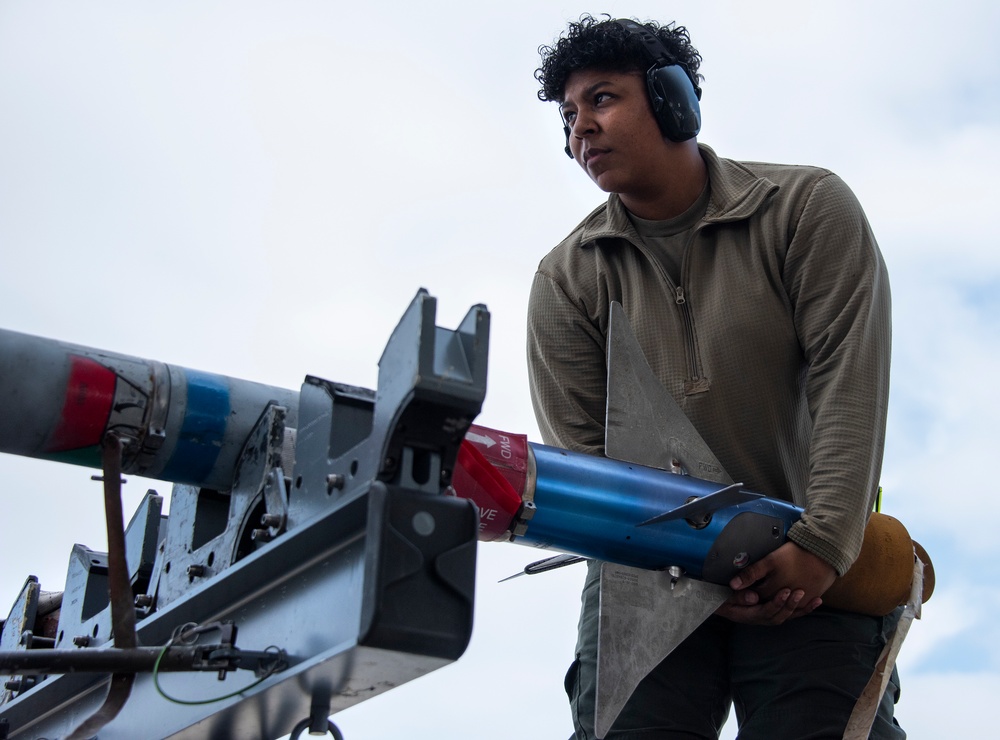 DVIDS - Images - Oct Raptor weapons load competition [Image 18 of 20]