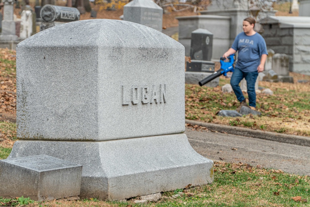DVIDS - Images - Airmen cleanup local cemetery [Image 7 of 9]