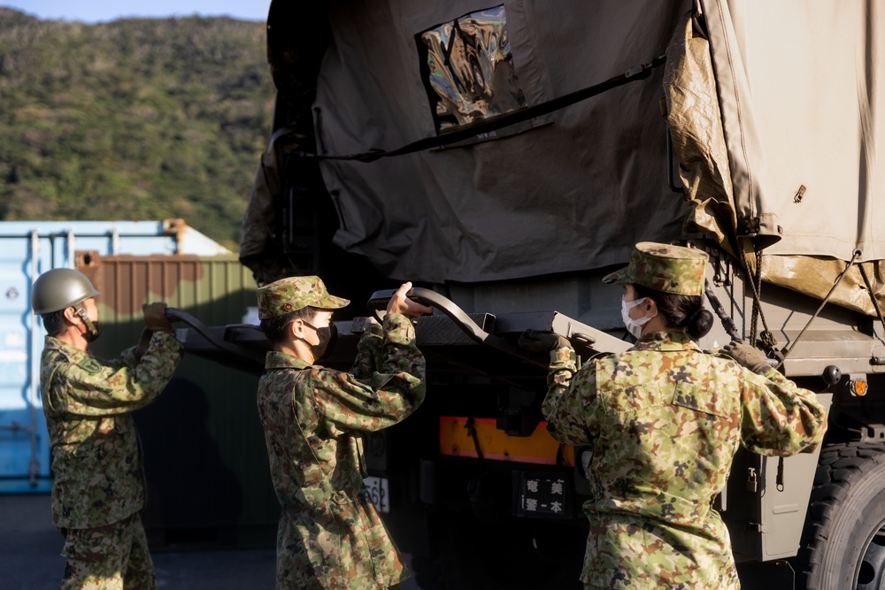 DVIDS - Images - Keen Sword 23: U.S. Marines and JGSDF Soldiers offload ...