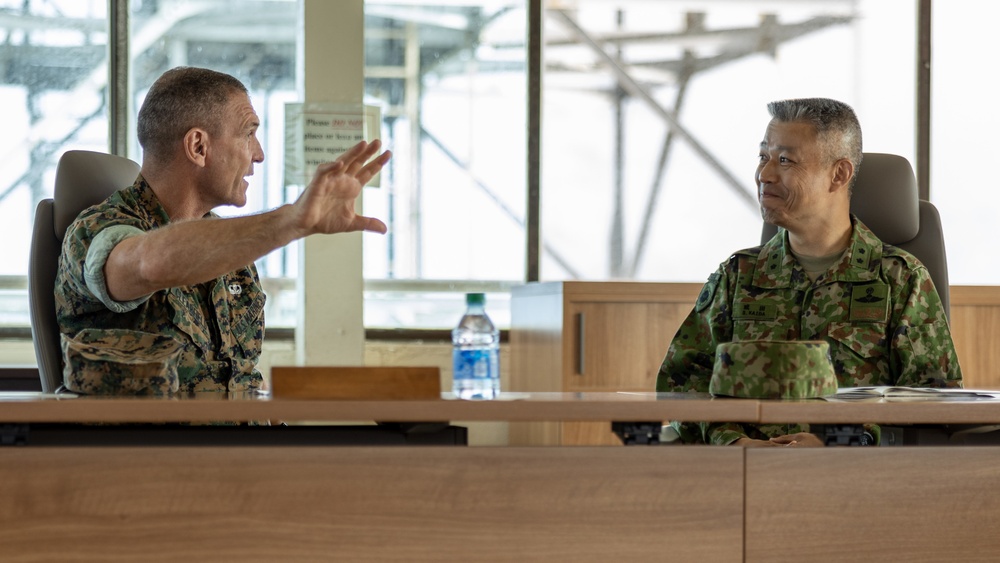 DVIDS - Images - Japanese Distinguished Visitors visit 3d MLR [Image 2 ...