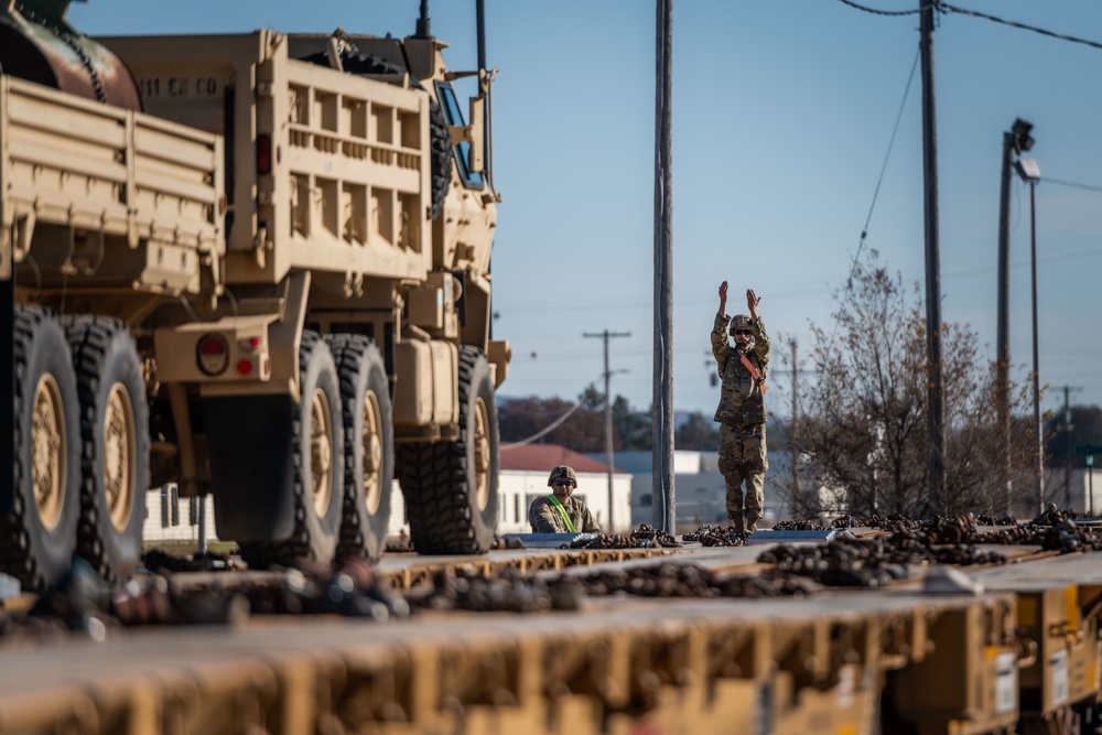 DVIDS - Images - Rail Loading at Fort McCoy [Image 2 of 9]