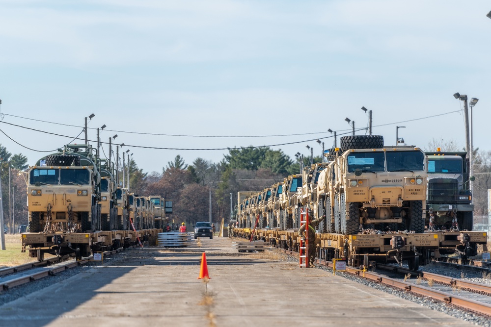 DVIDS - Images - Rail Loading at Fort McCoy [Image 5 of 9]
