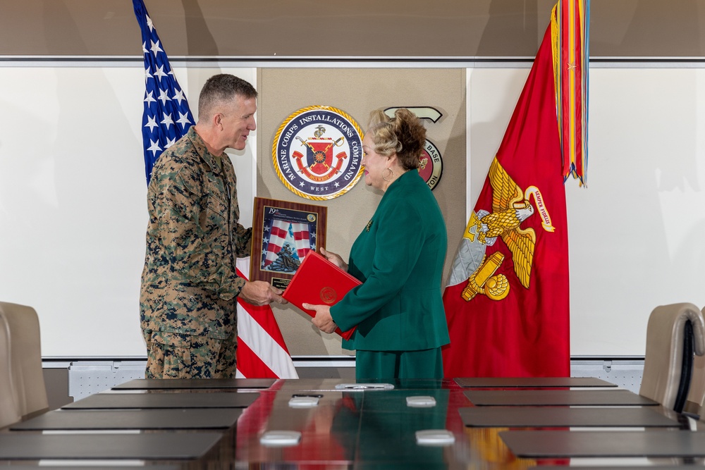 DVIDS - Images - Pendleton commanding general recognizes civilian for ...