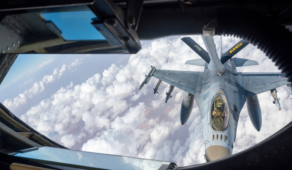 DVIDS - Images - KC-135 refuels Jordanian F-16s in support of OIR [Image 7 of 8]