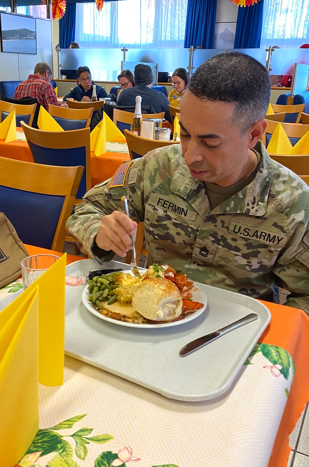 DVIDS - Images - 405th AFSB helps serve Thanksgiving meal [Image 7 of 8]
