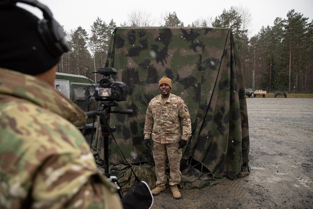 DVIDS - Images - 2BCT Soldiers conduct interviews [Image 2 of 5]