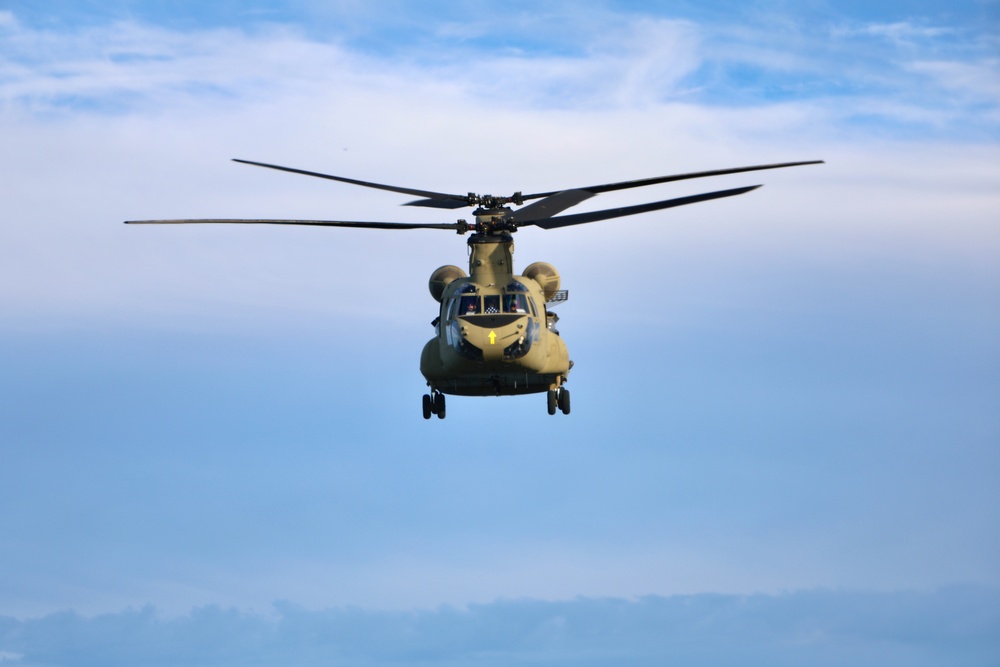 DVIDS - Images - U.S. Army Chinooks Conduct Deck Landings on USS Ronald ...