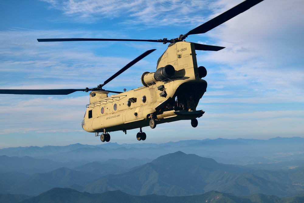DVIDS - Images - U.S. Army Chinooks Conduct Deck Landings on USS Ronald ...