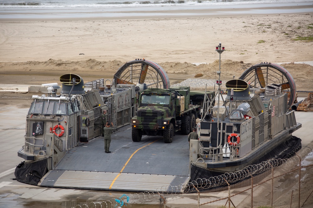 DVIDS - Images - Steel Knight 23: MACG-38 loads an AN/TPS-80 G/ATOR on ...