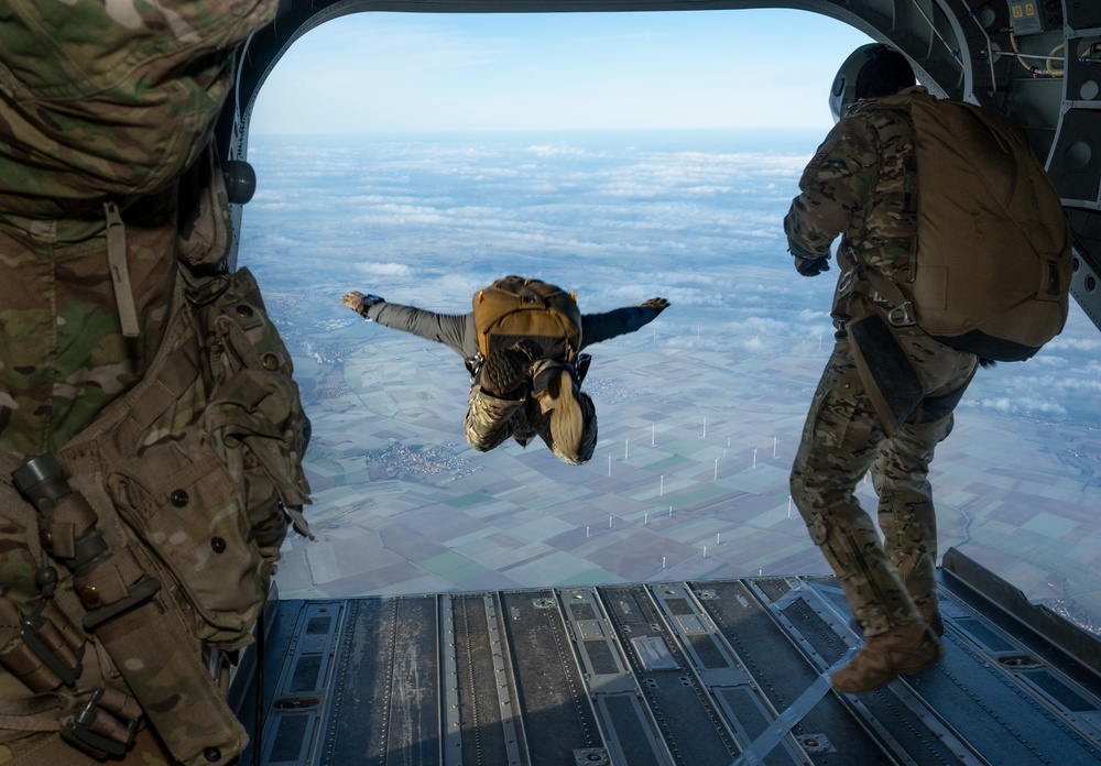 DVIDS - Images - NATO allies conduct joint drop training [Image 2 of 8]