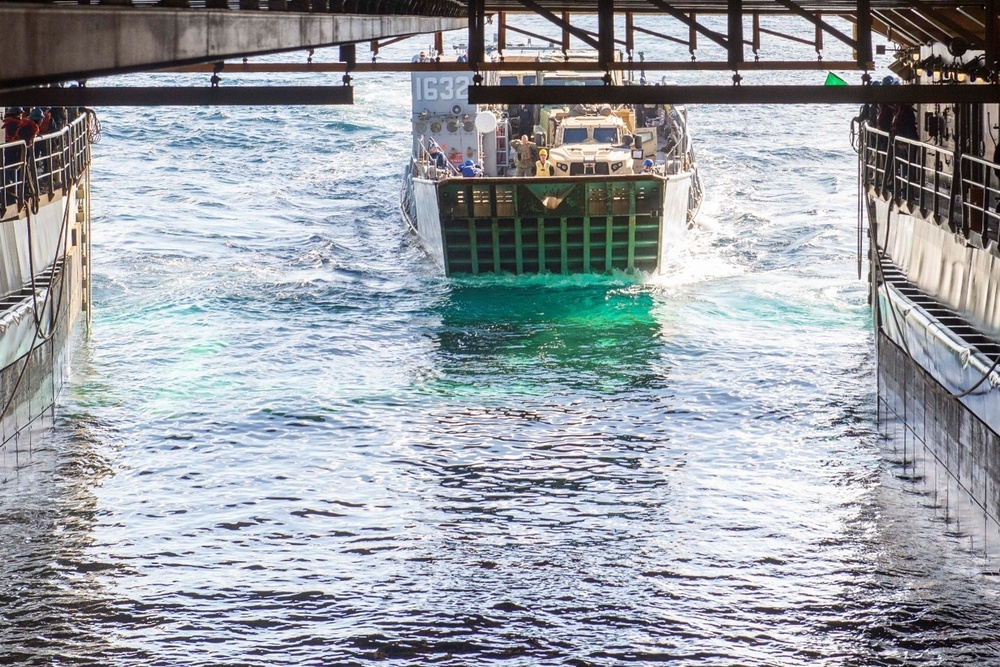 DVIDS - Images - USS Harpers Ferry, ACU 1 Participate in Steel Knight ...