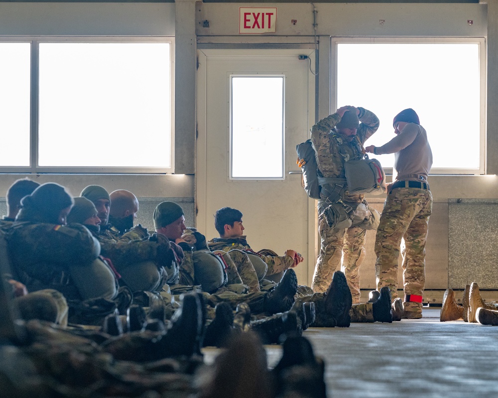 DVIDS - Images - NATO allies conduct joint drop training [Image 8 of 9]