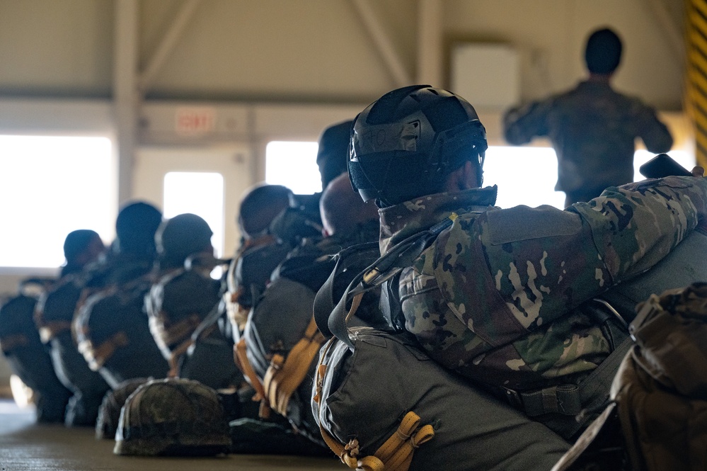 DVIDS - Images - NATO allies conduct joint drop training [Image 9 of 9]