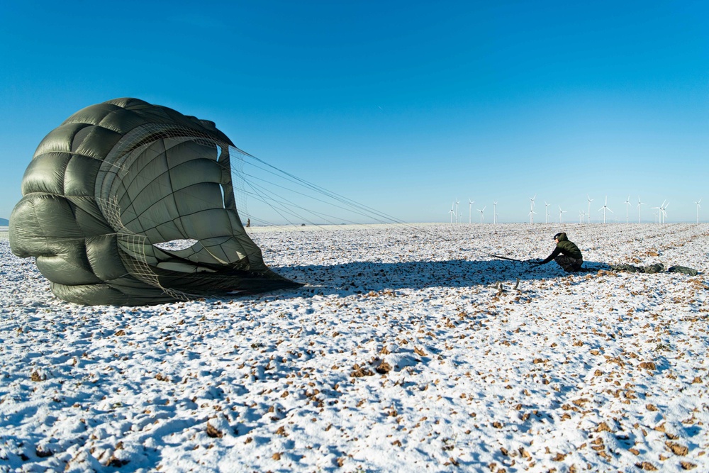 DVIDS - Images - NATO allies conduct joint drop training [Image 3 of 6]