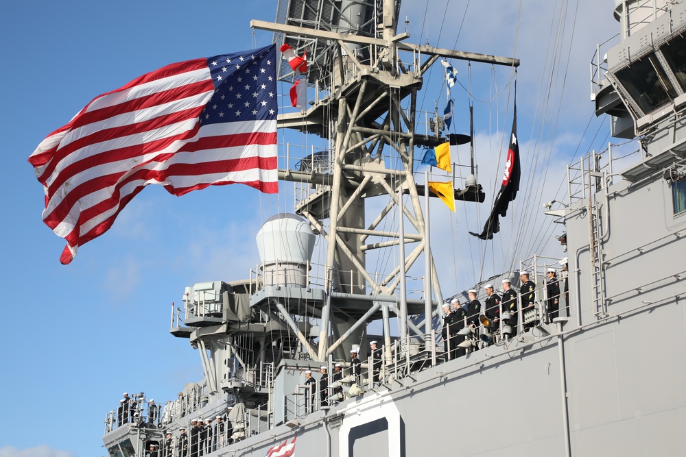 DVIDS - Images - USS Makin Island man the rails ceremony [Image 1 of 2]