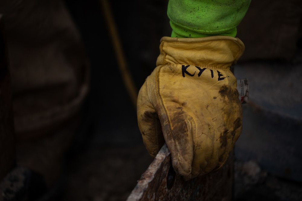 DVIDS - Images - Operations Working on Dewatered Lock [Image 2 of 5]