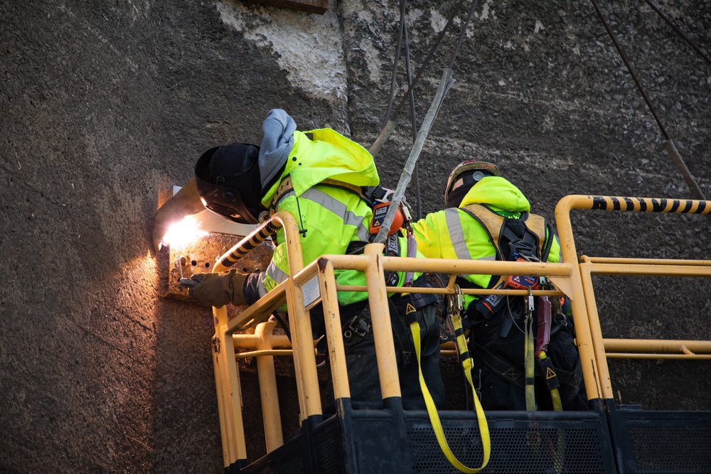 DVIDS - Images - Operations Working on Dewatered Lock [Image 4 of 5]