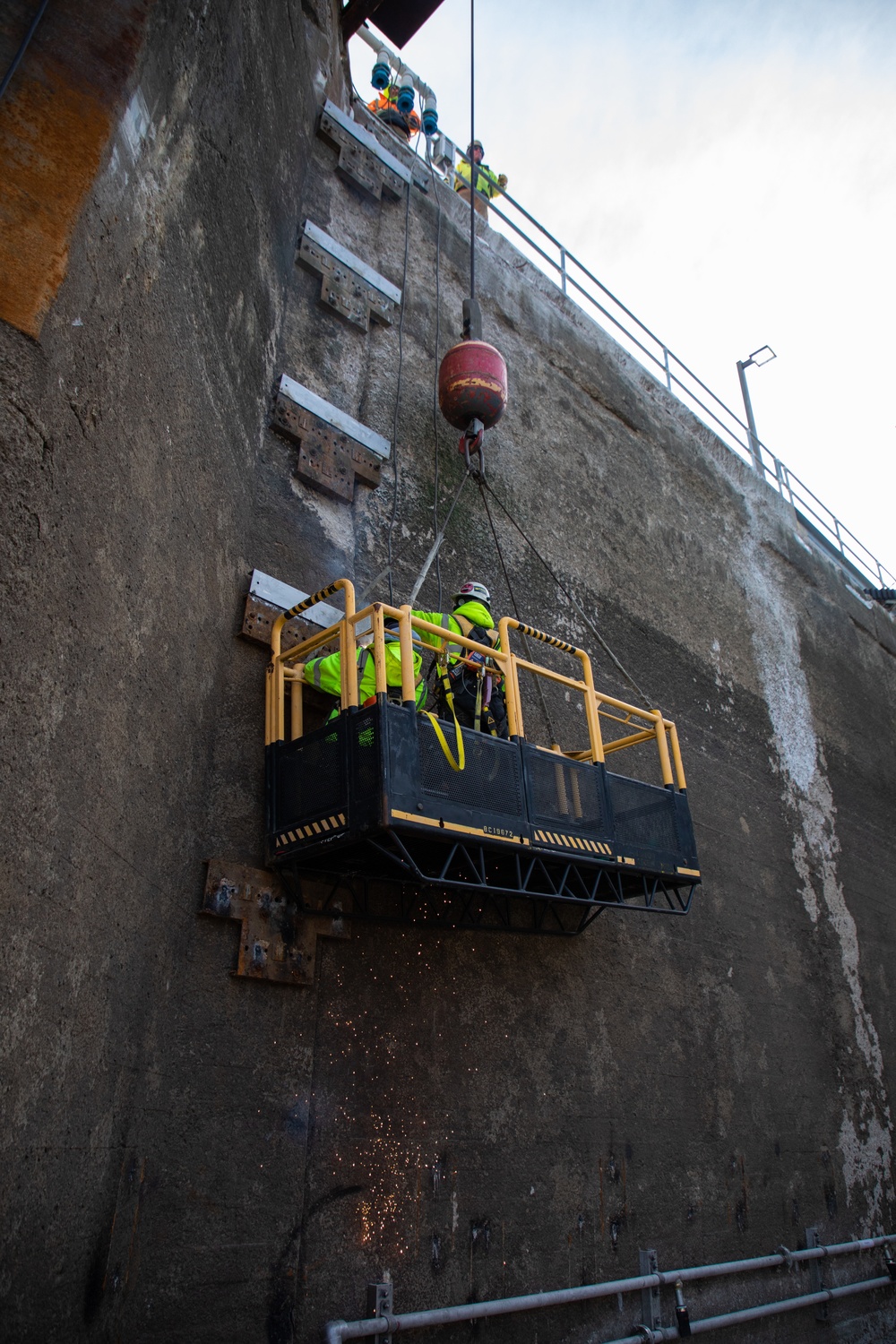 DVIDS - Images - Operations Working on Dewatered Lock [Image 5 of 5]